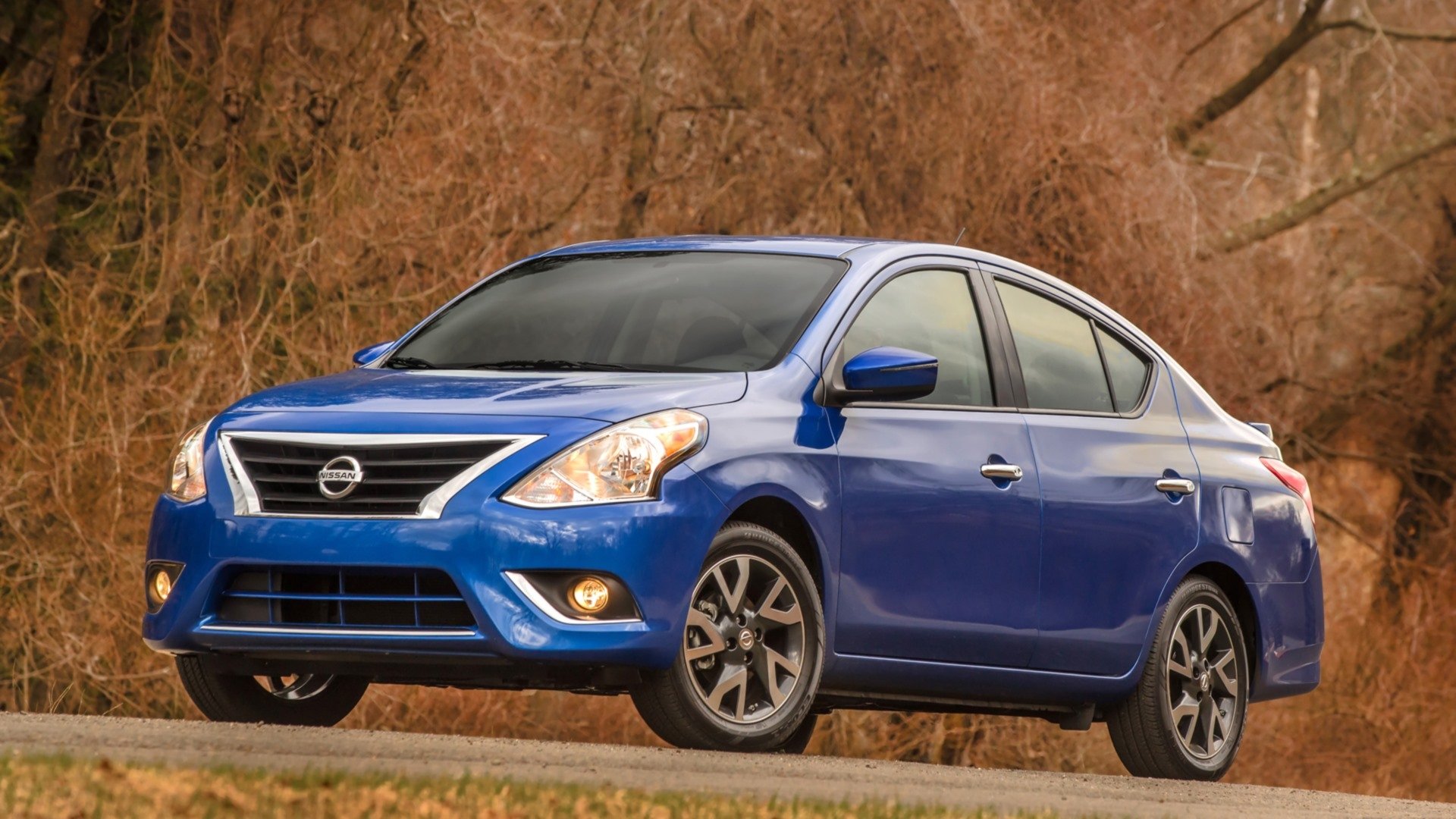 Download Vehicle 2015 Nissan Versa Sedan HD Wallpaper