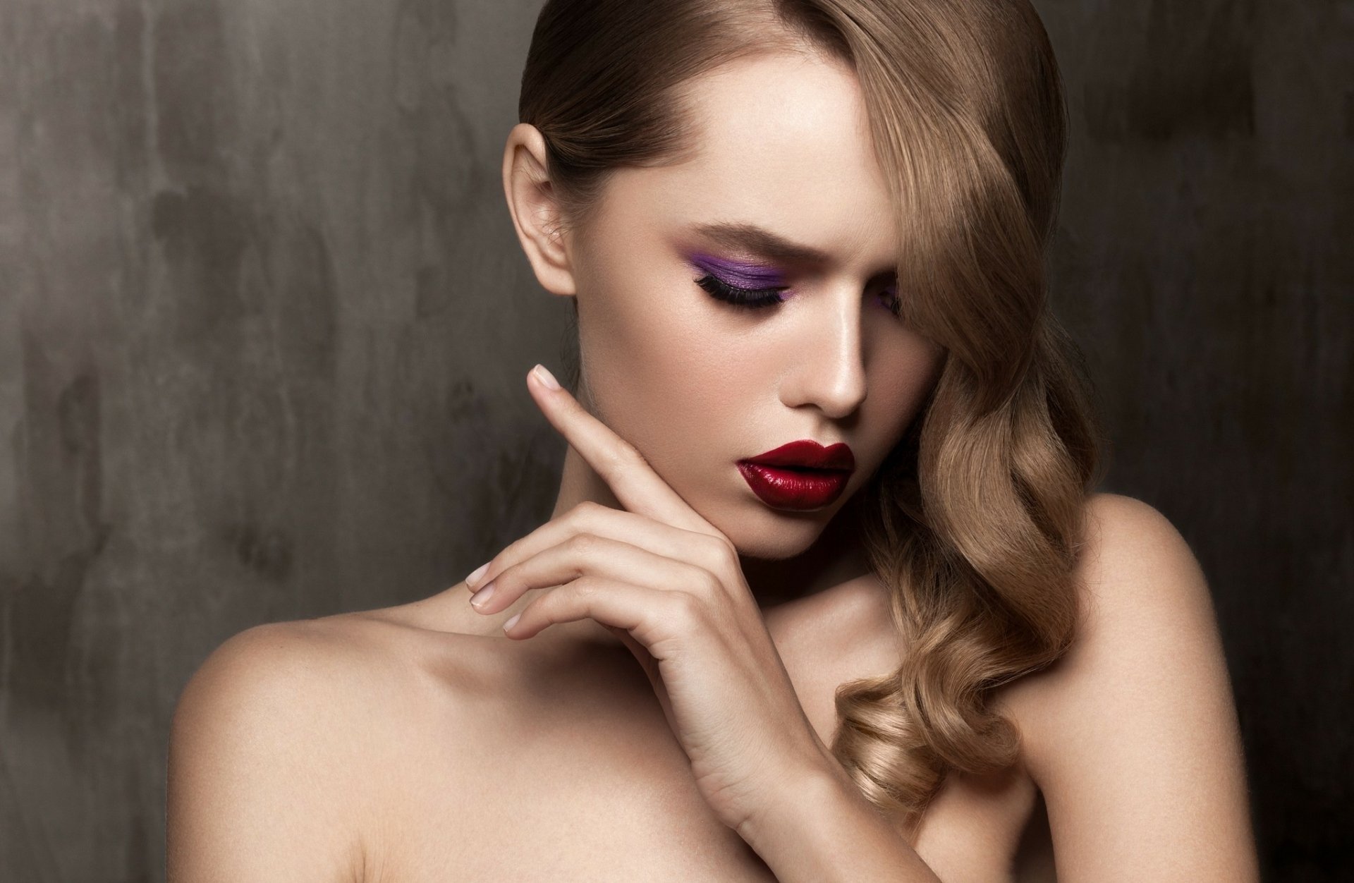 Download Woman Face HD Wallpaper