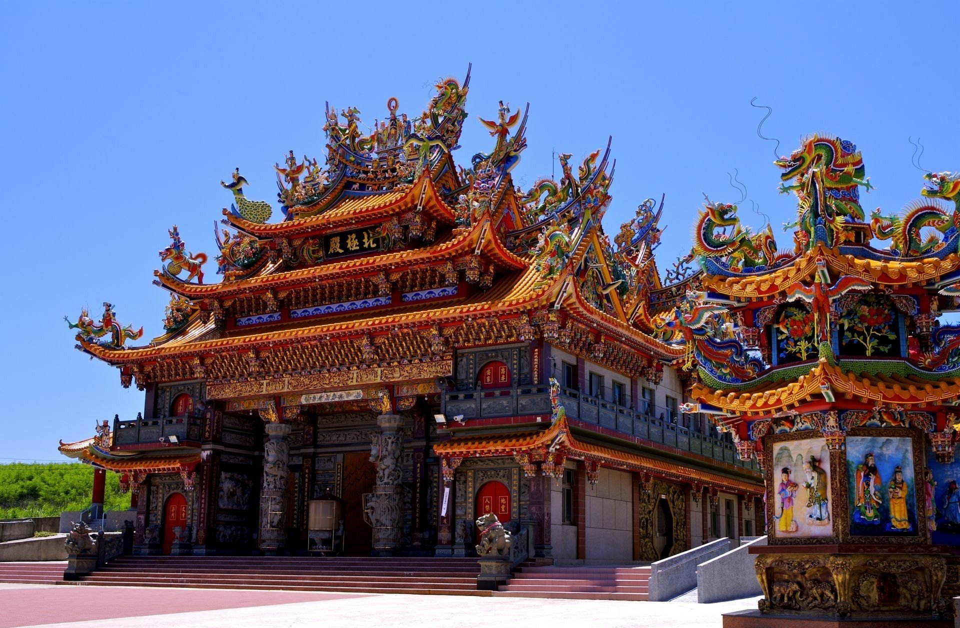 Majestic Dragon Temple in China - HD Wallpaper