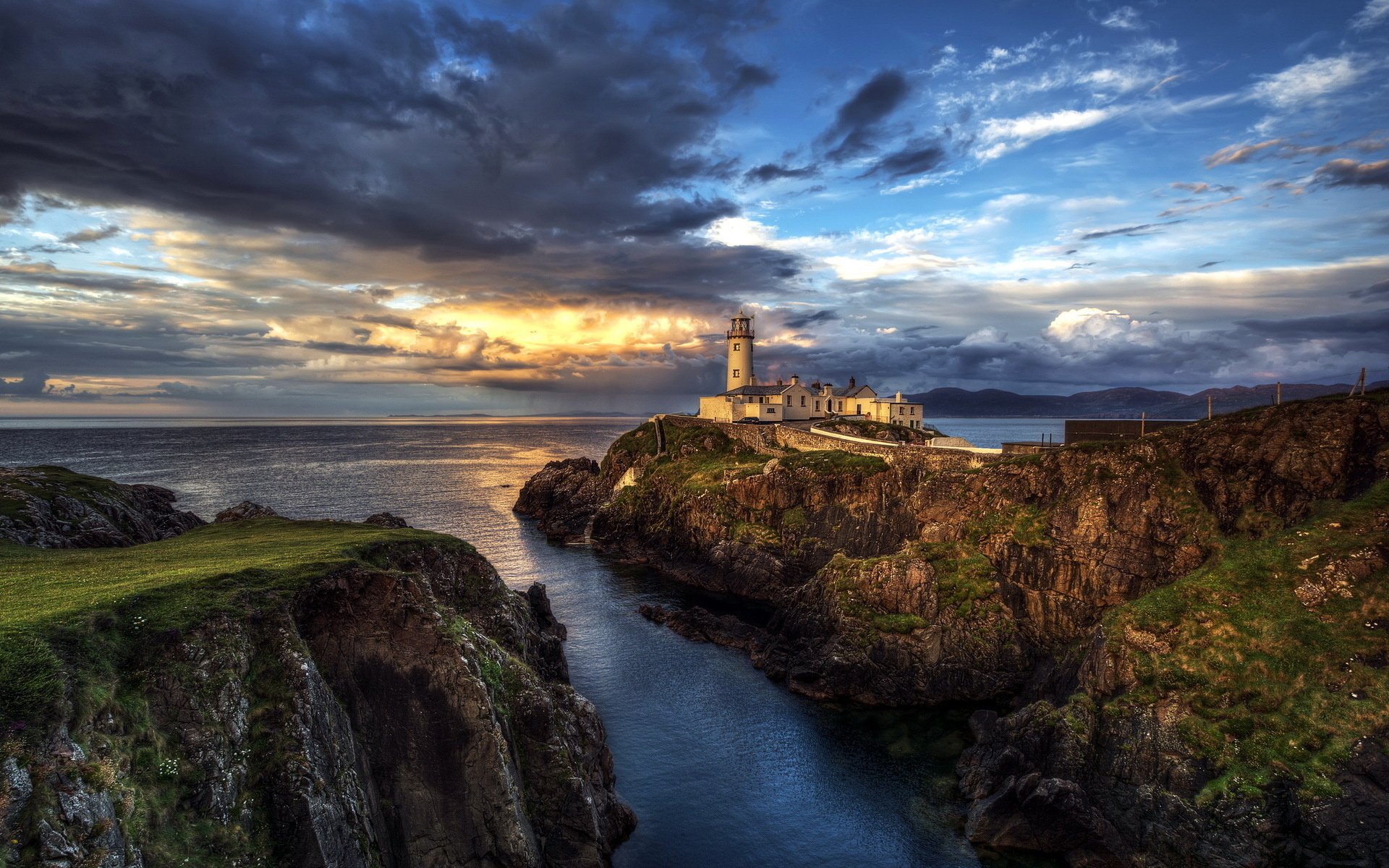 Lighthouse Majesty: Stunning HD Man-Made Coastal Beacon at Sunset