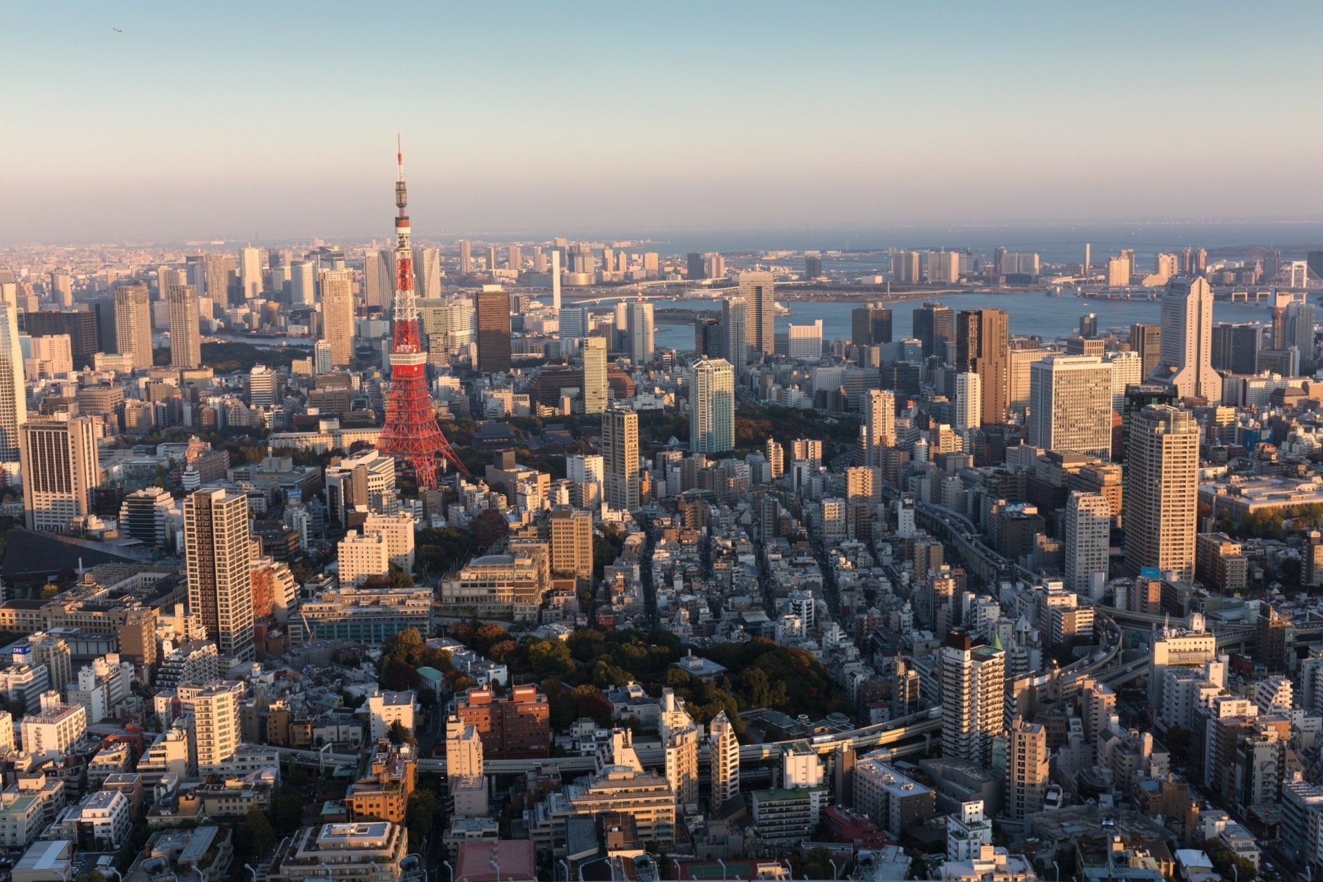 Tokyo Tower Skyline: Stunning HD Wallpaper of Japan’s Iconic Landmark