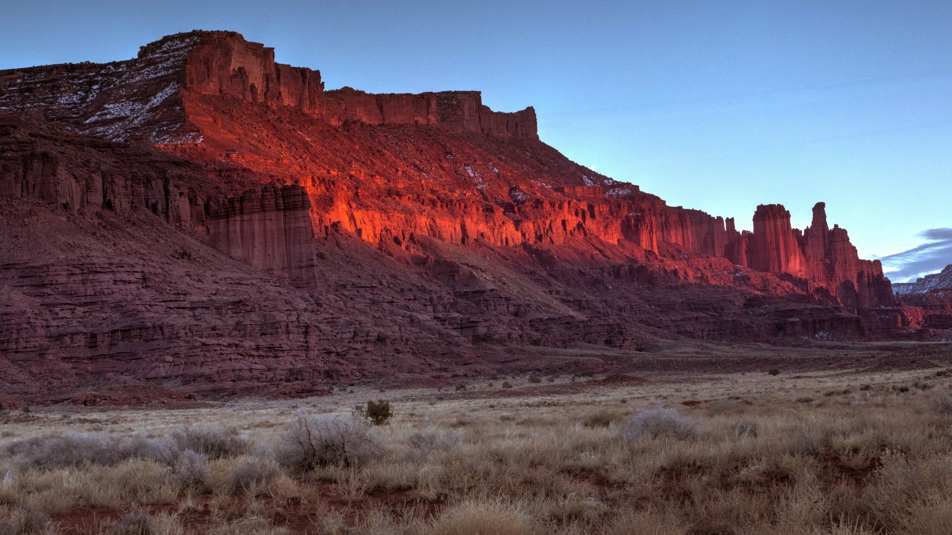 4K Ultra HD Nature Landscape: Majestic Red Rock Cliffs at Sunset