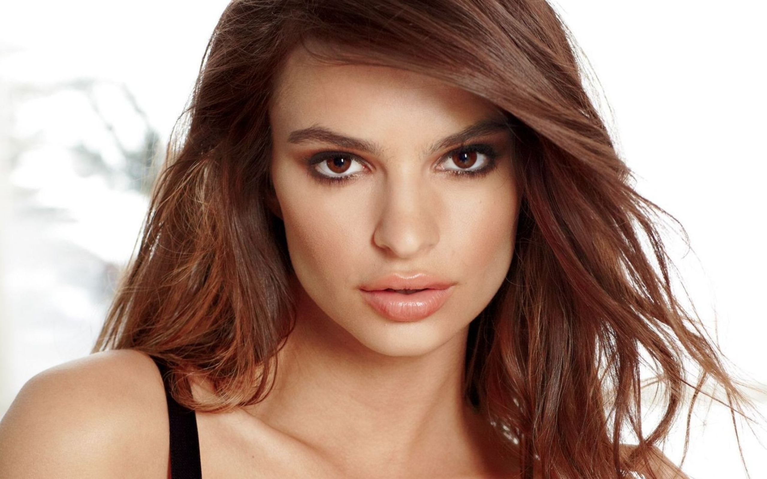 Download American Model Celebrity Emily Ratajkowski HD Wallpaper