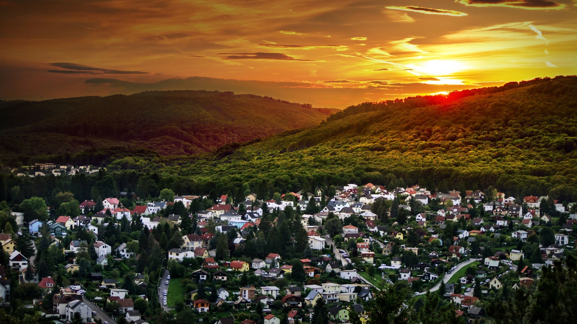Stunning 4K Ultra HD Wallpaper of a Serene Town at Sunset