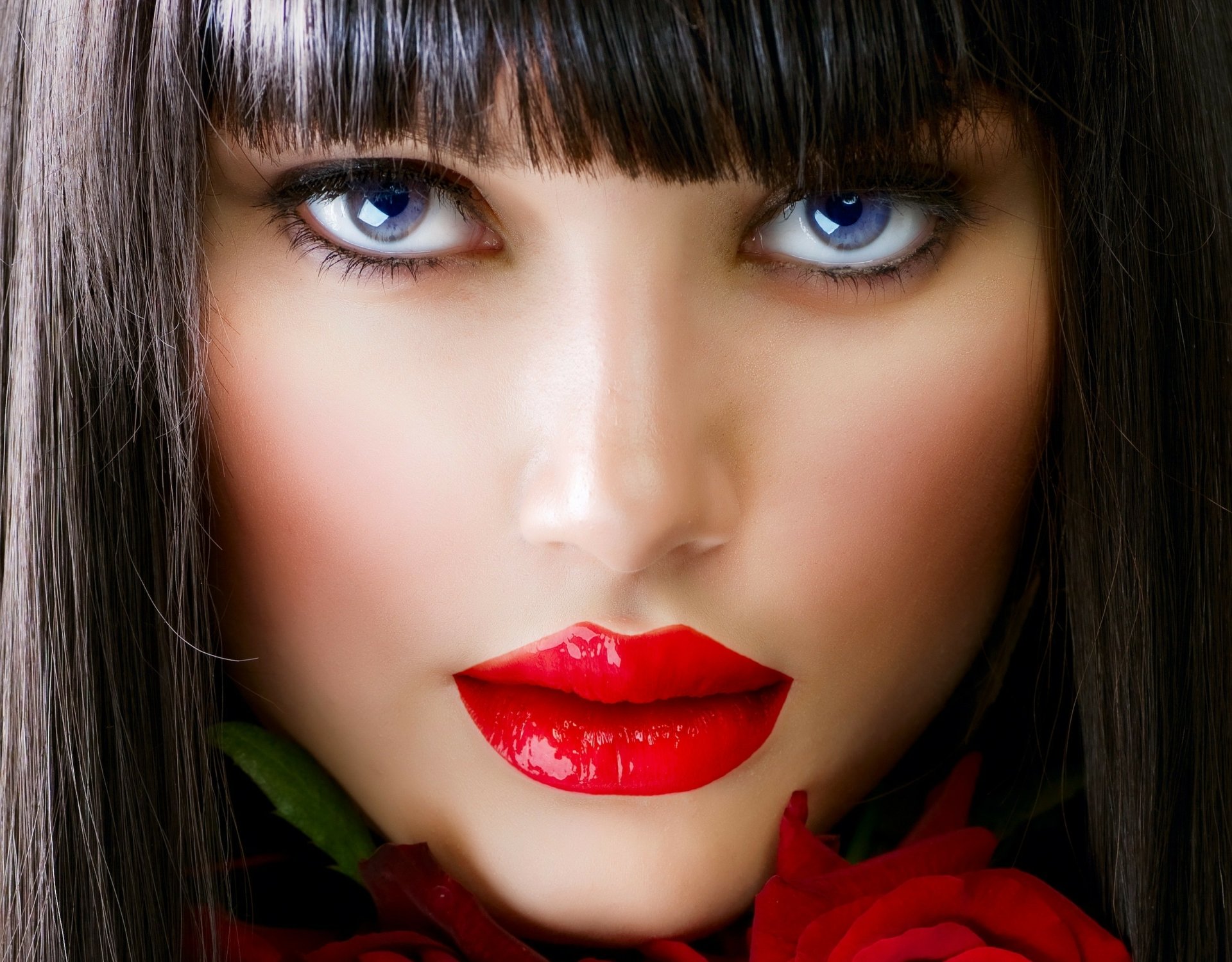 Striking Beauty: HD Wallpaper of a Model's Captivating Face