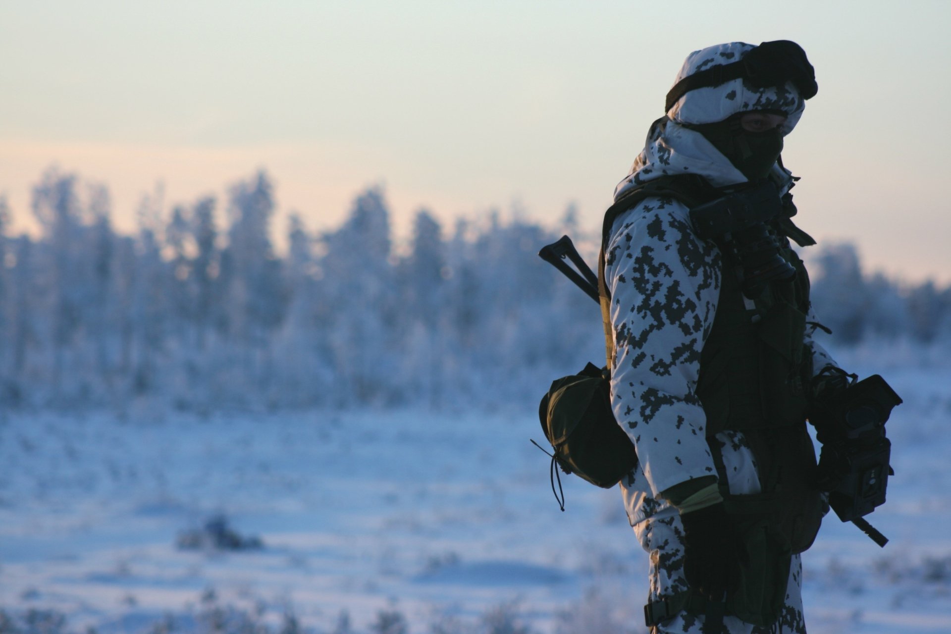 4K Ultra HD Soldier on Arctic Patrol – Military Precision in Frosted ...