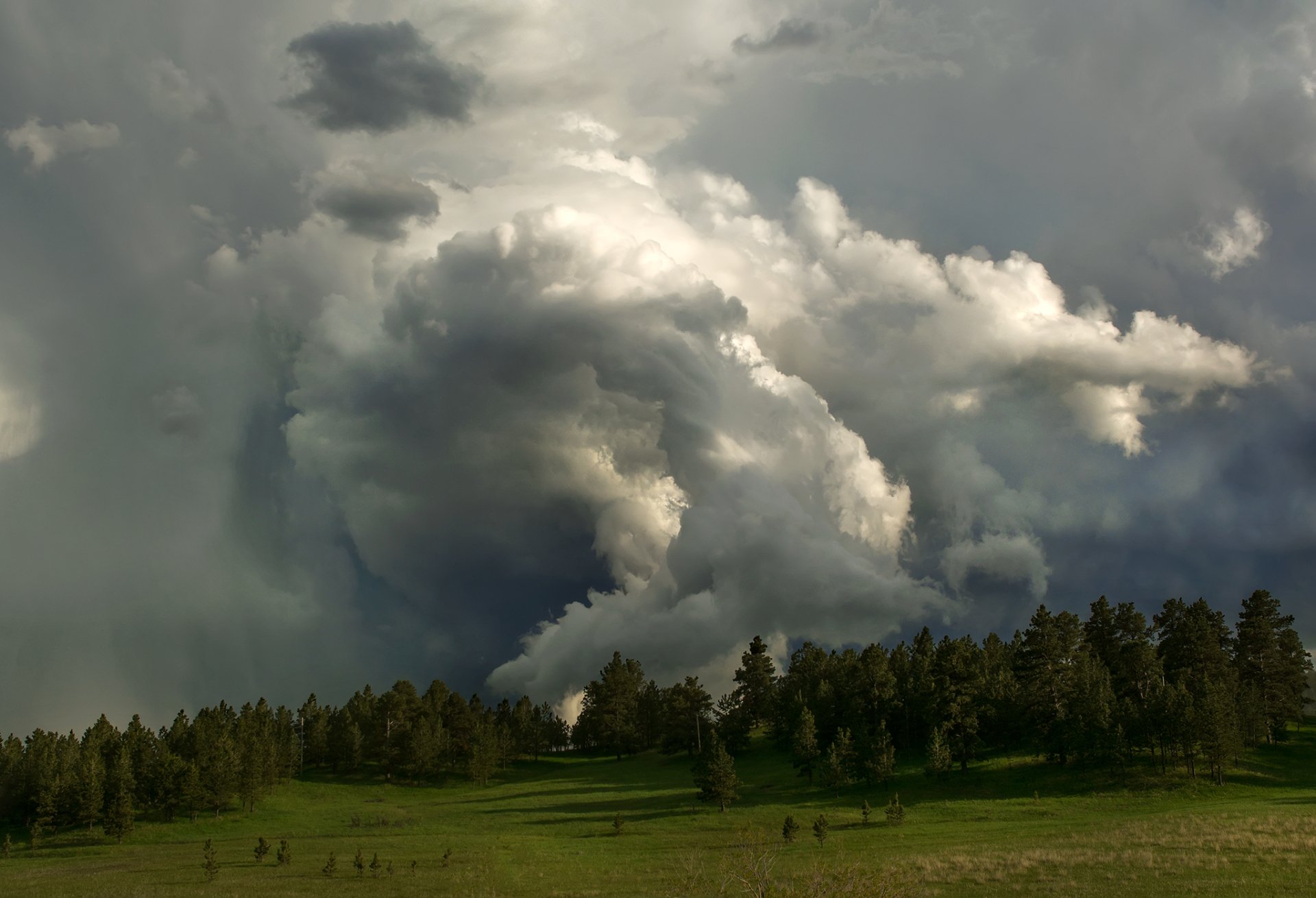 Stormy Skies HD: Majestic Clouds Over Nature | 2048x1397 | Wallpaper Abyss