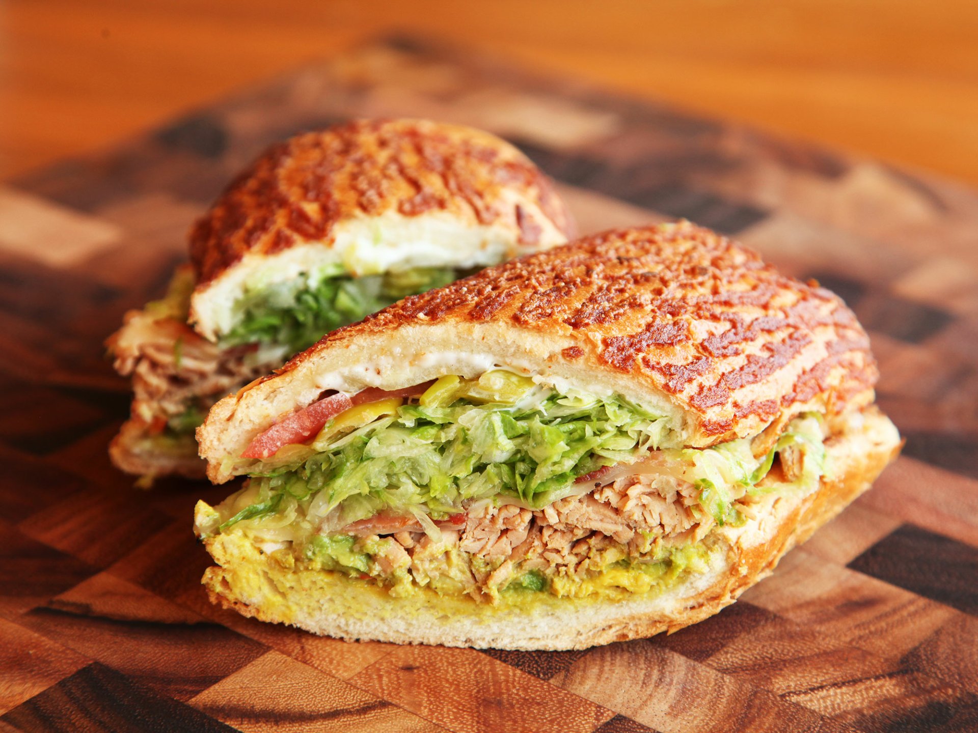 HD Delight: Fresh and Crispy Gourmet Sandwich