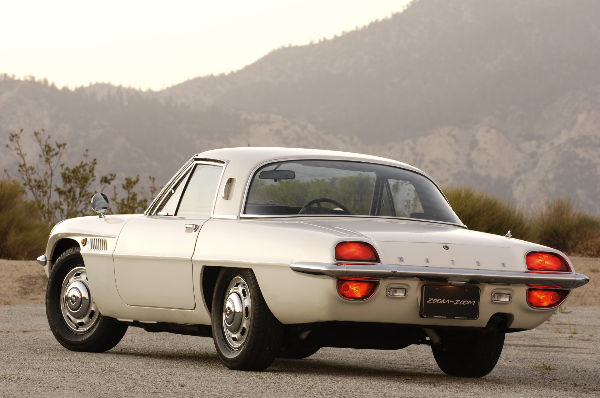 Mazda Cosmo — 4K Ultra HD Vintage Cruiser Wallpaper