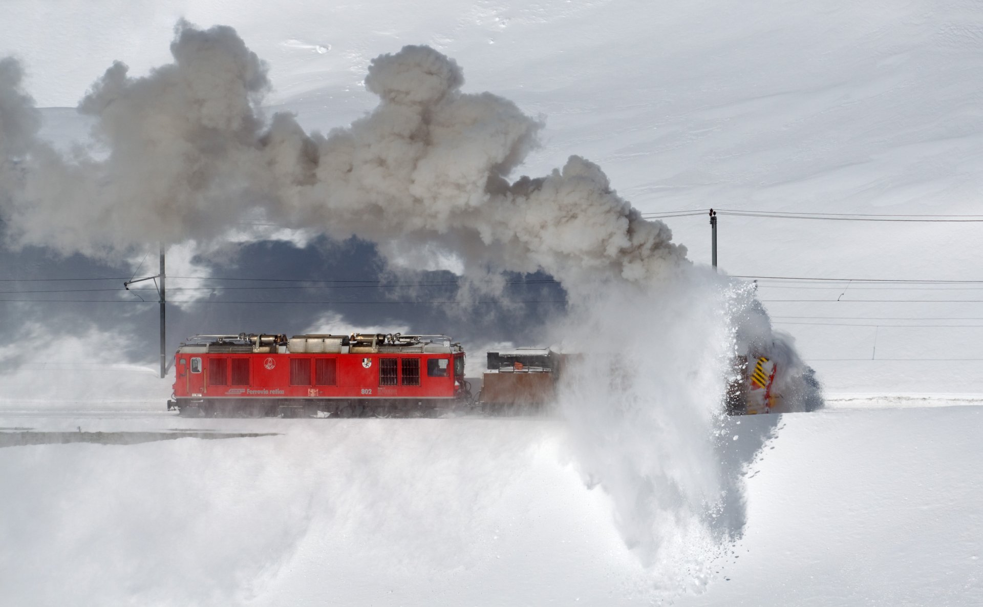 RhB Train Powering Through Winter Snow – 4K Ultra HD Vehicle Wallpaper