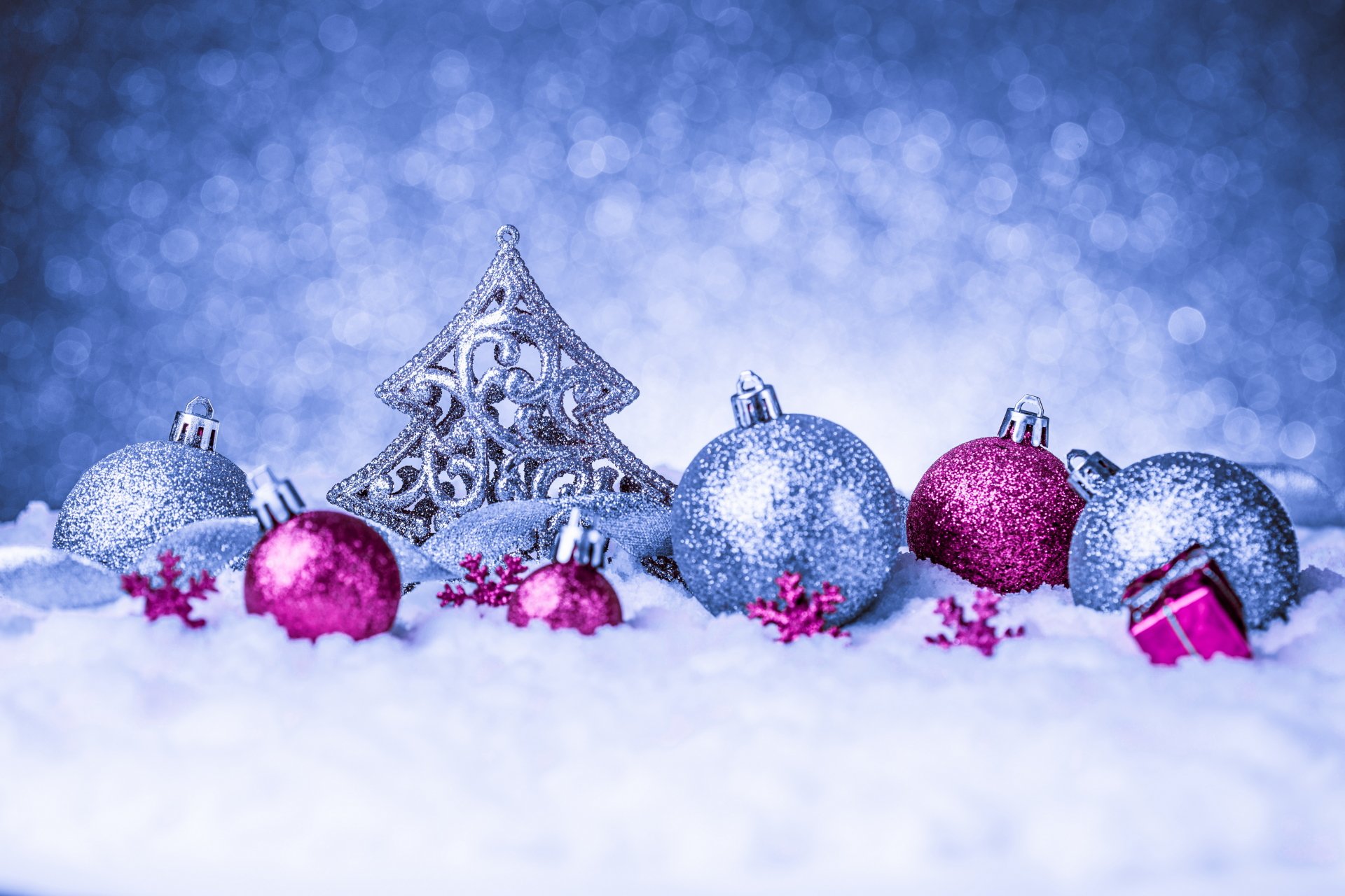 Sparkling Christmas Ornaments in 4K Ultra HD | 6530x4353 | Wallpaper Abyss
