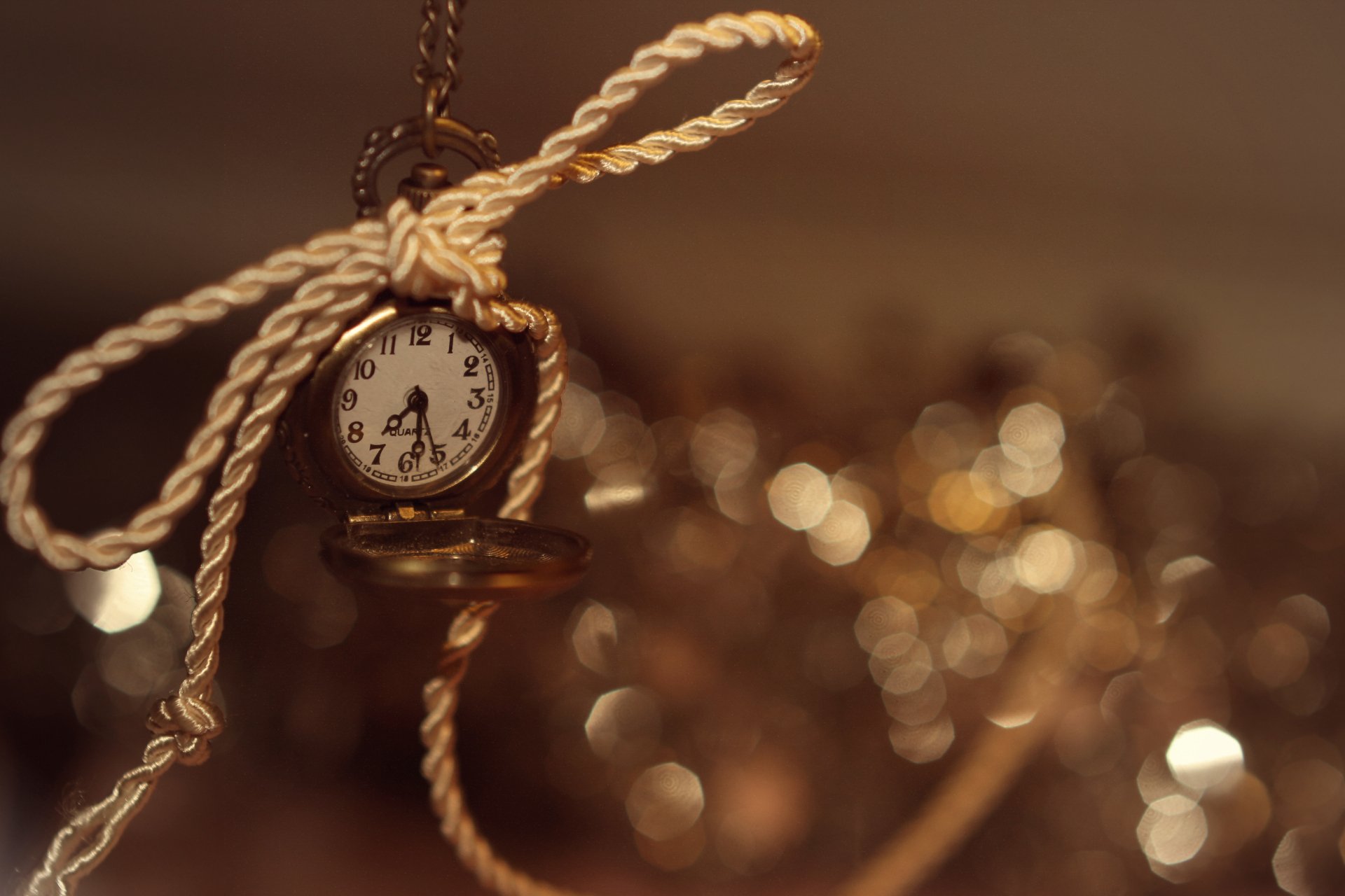 Golden Pocket Watch: A 4K Ultra HD Wallpaper Experience
