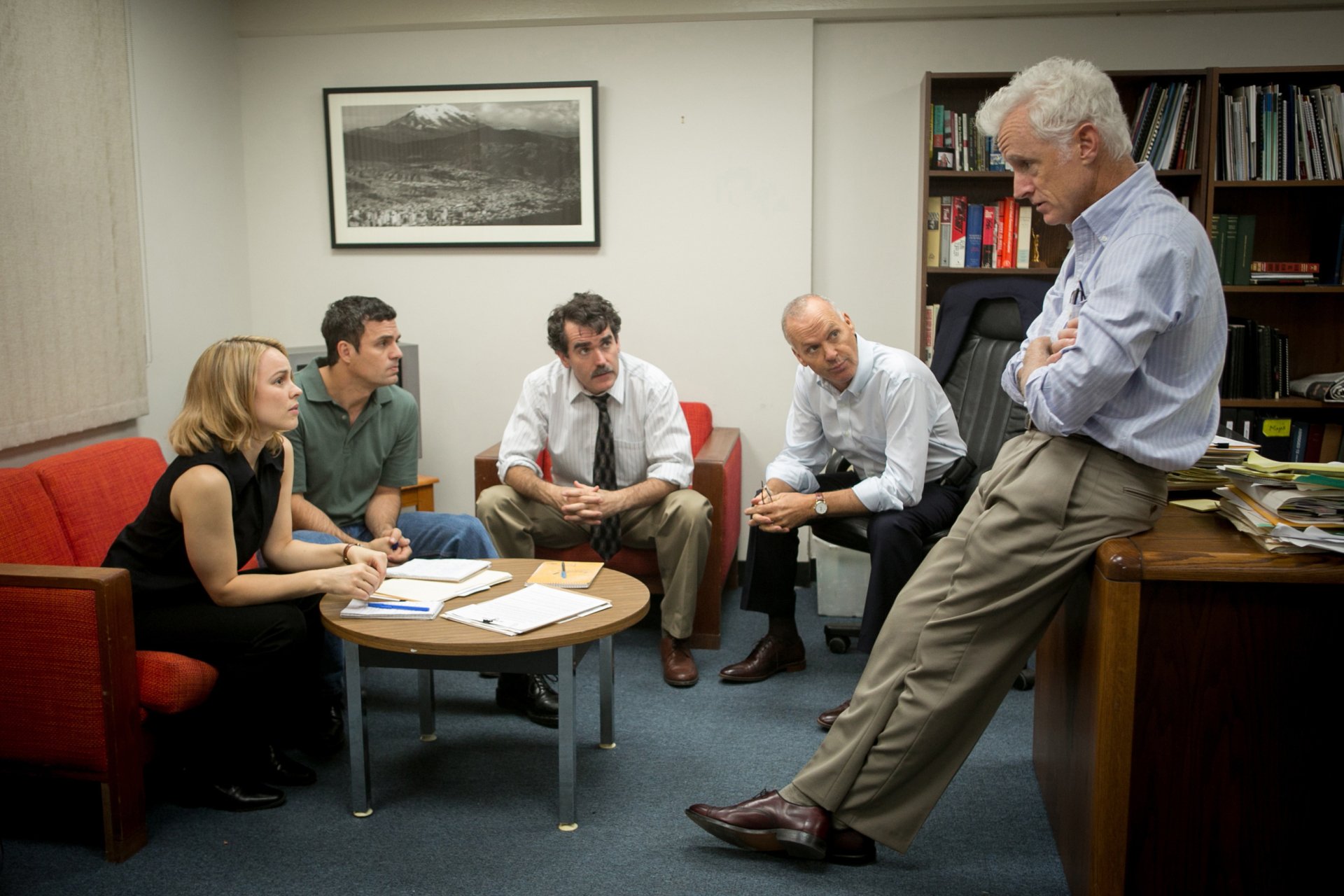 Spotlight Cast in Action: Intense Moments from the 2015 Movie HD Wallpaper