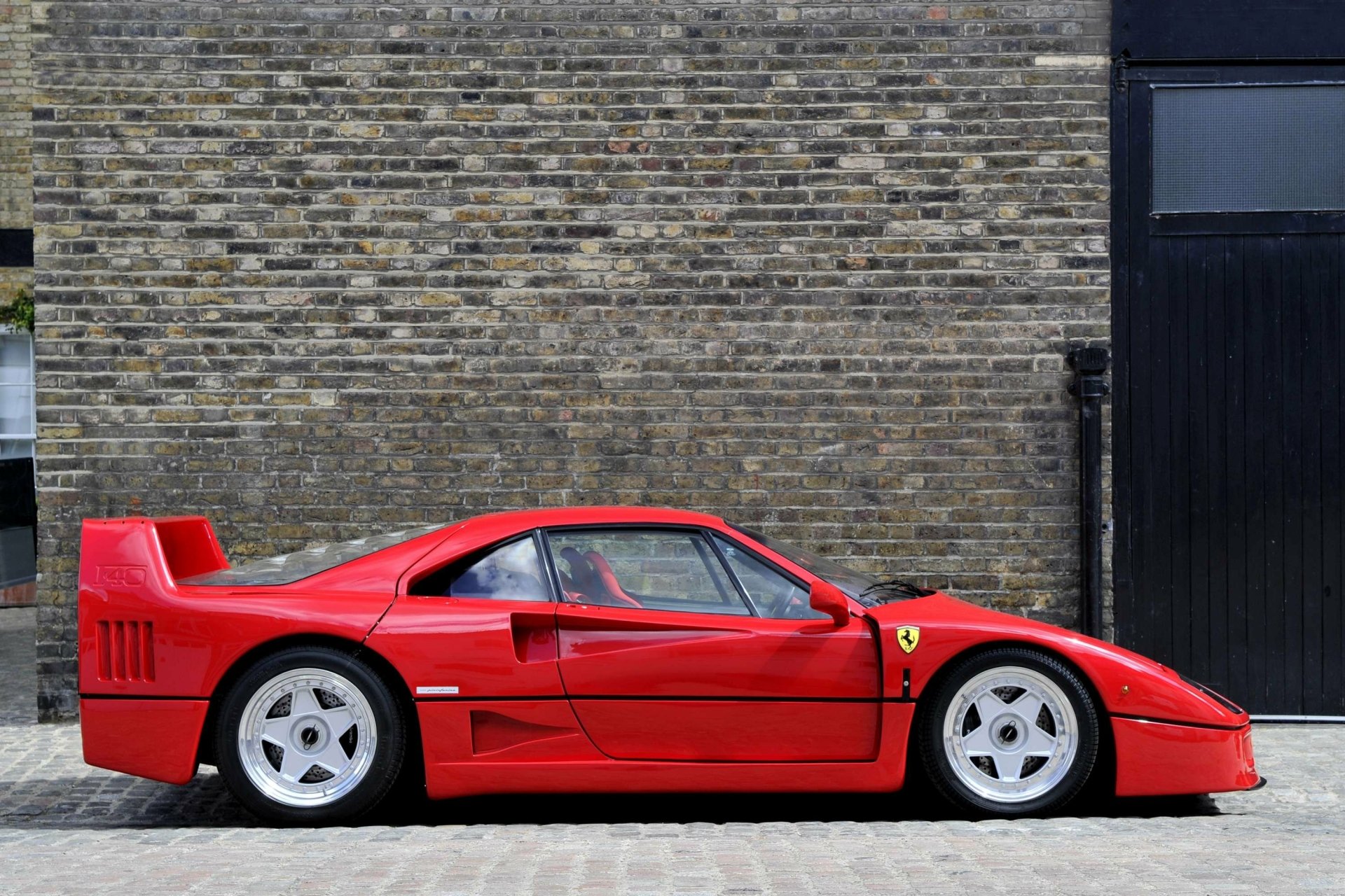 Ferrari F40 HD Wallpaper – Iconic Red Supercar in Sharp Detail