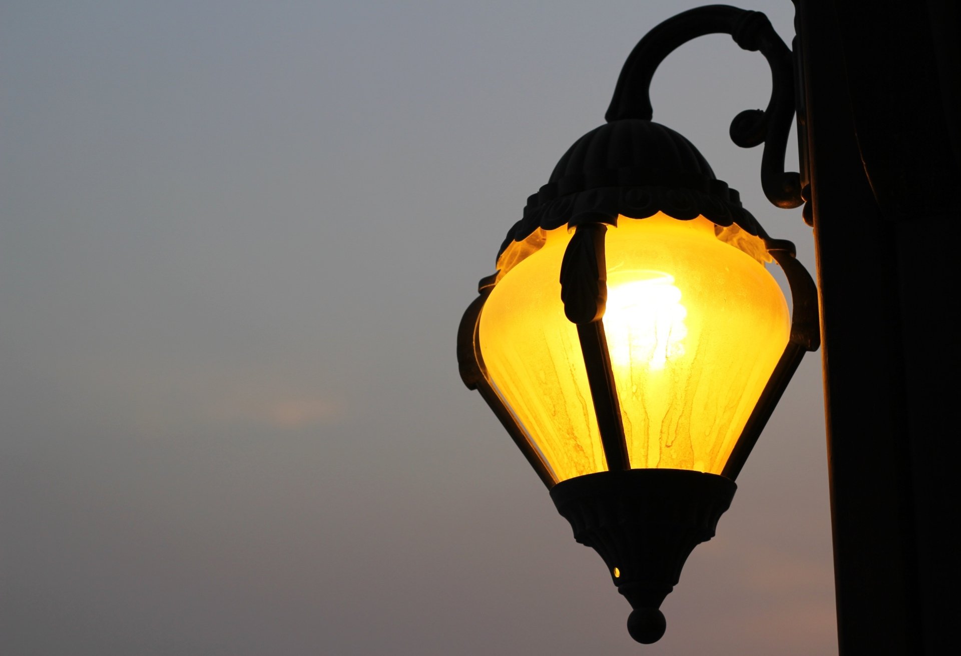 Radiant Glow: HD Lamp Post Light in Twilight by wian | 2496x1704 ...