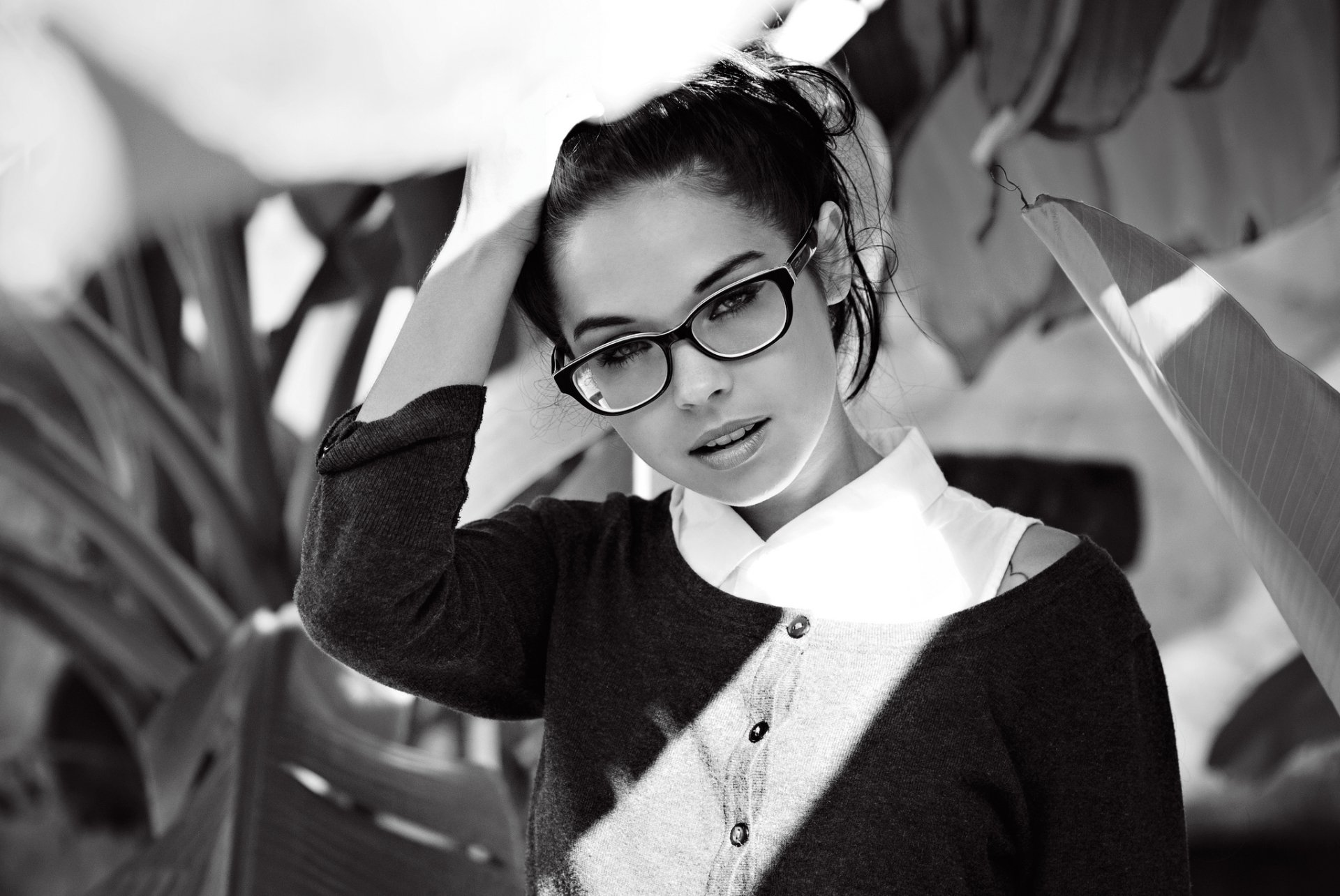 Download Sunny Black & White Outdoor Glasses Woman Model HD Wallpaper ...