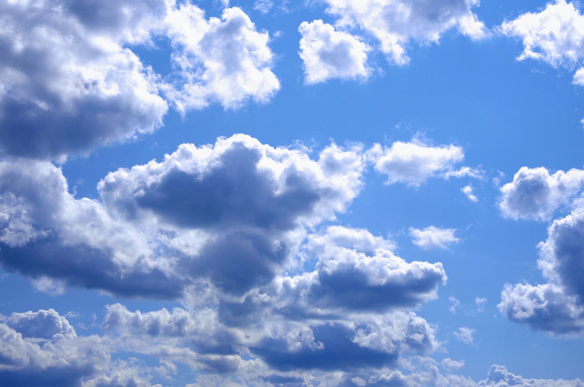 4K Ultra HD Blue Sky with White Clouds – Nature’s Serene Canvas