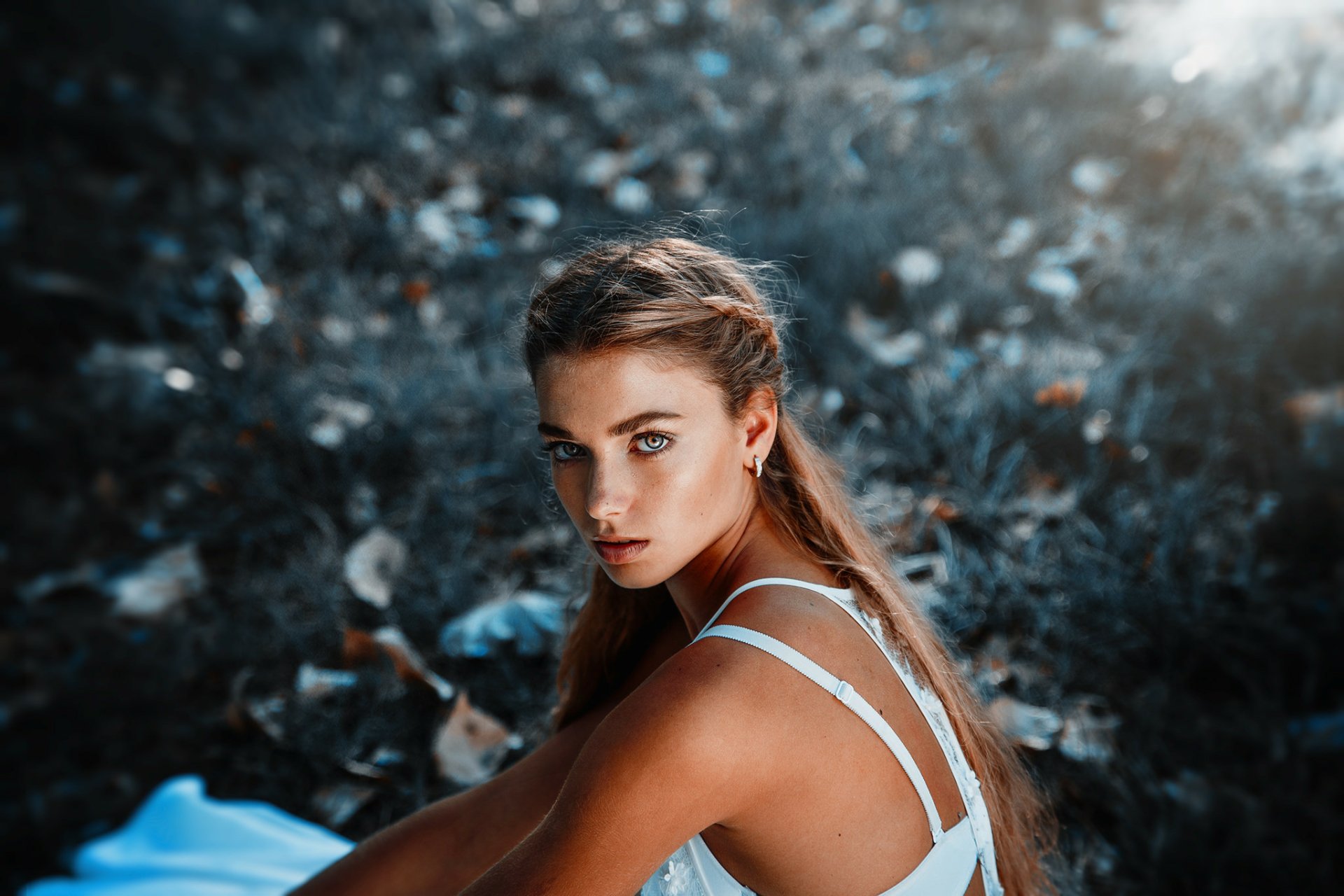 Brunette Outdoor Beauty: HD Wallpaper of a Confident Woman Model