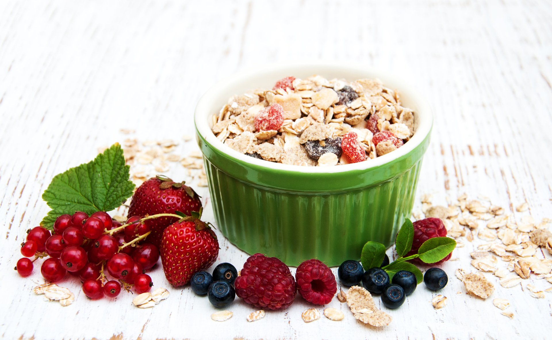 2K Quad HD Berry Muesli Breakfast — Strawberries, Raspberries ...