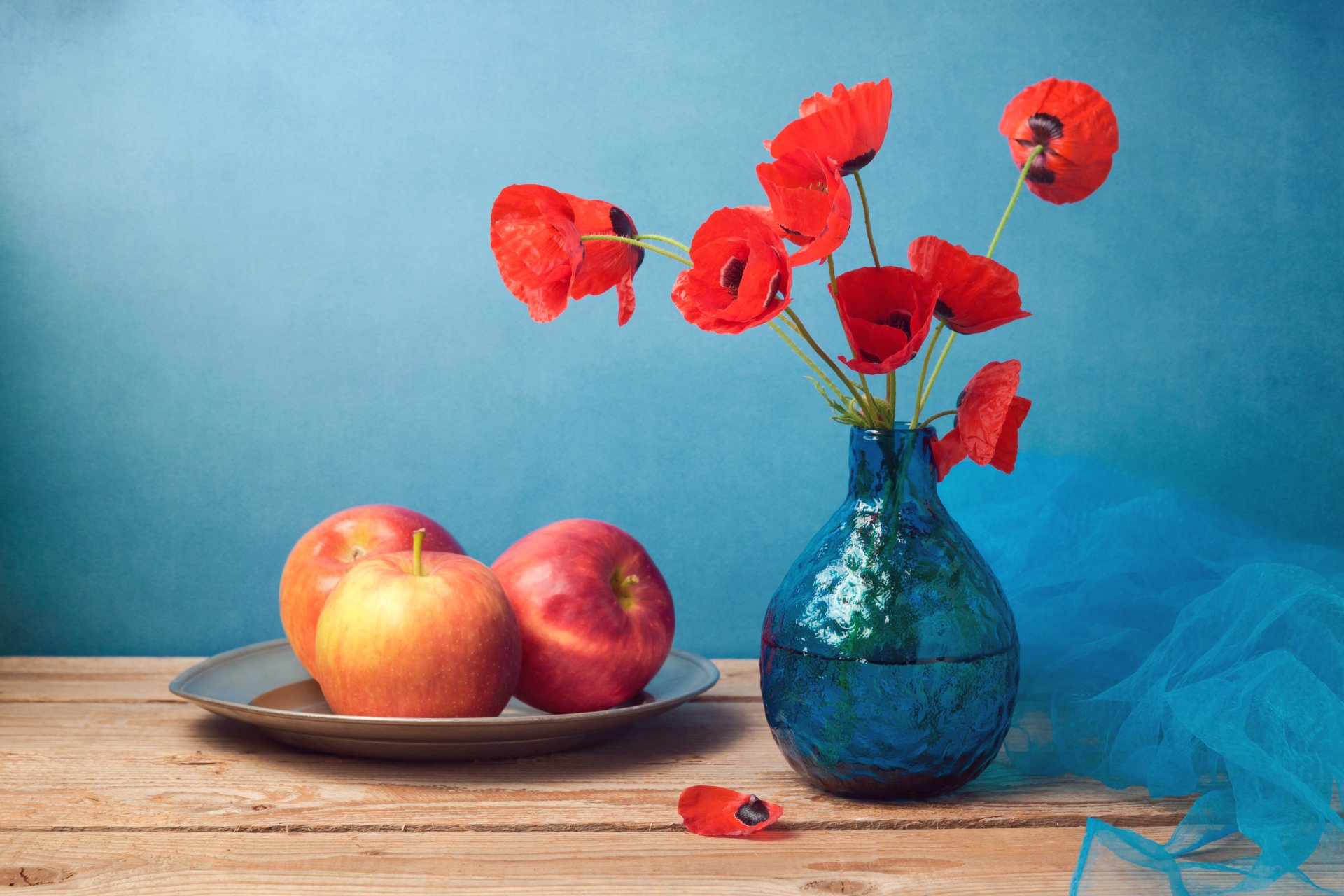 Radiant Red Poppies & Apples | 4K Ultra HD Still Life Wallpaper