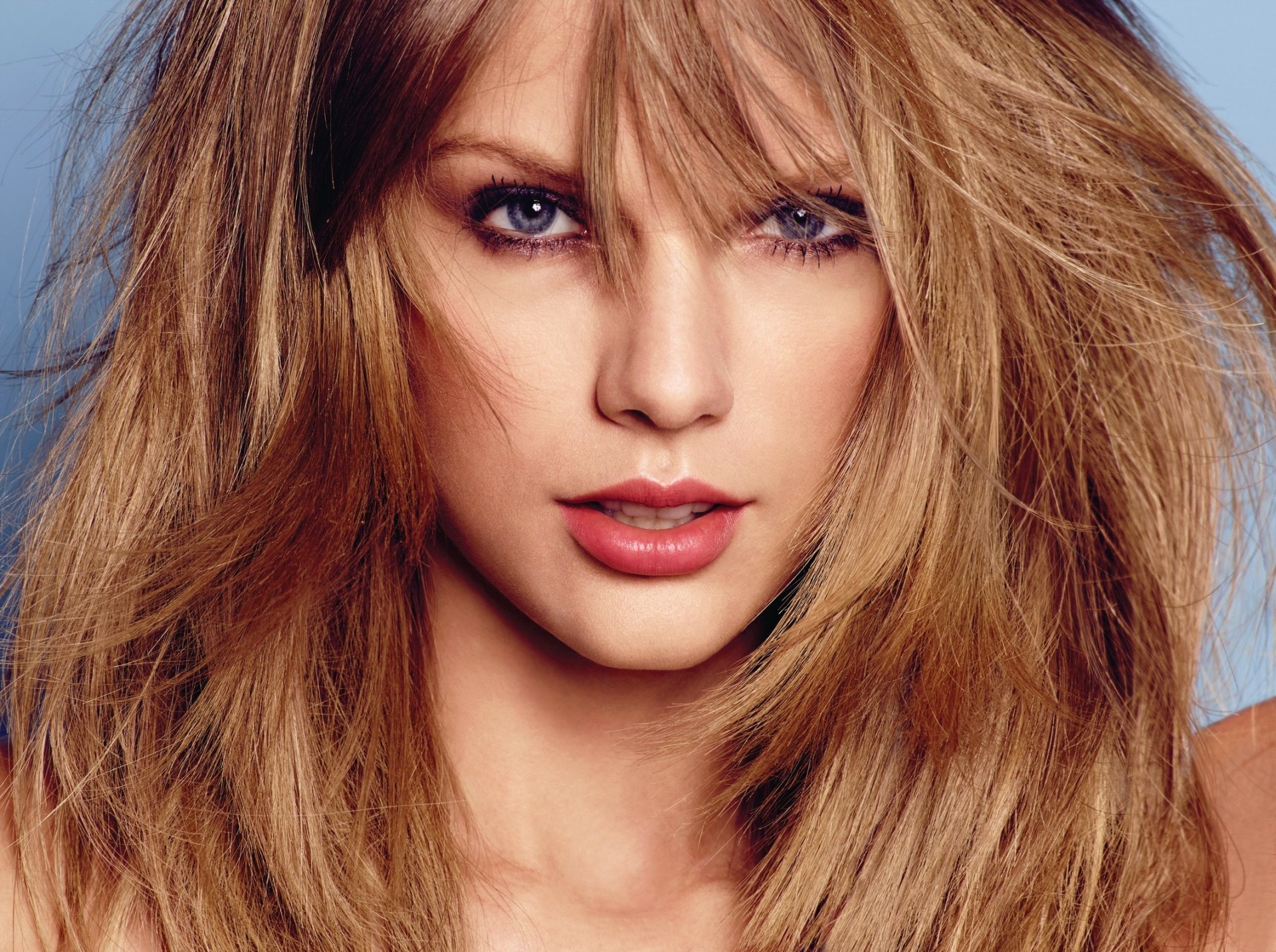 Taylor Swift: Iconic Blonde Beauty with Captivating Blue Eyes - HD ...