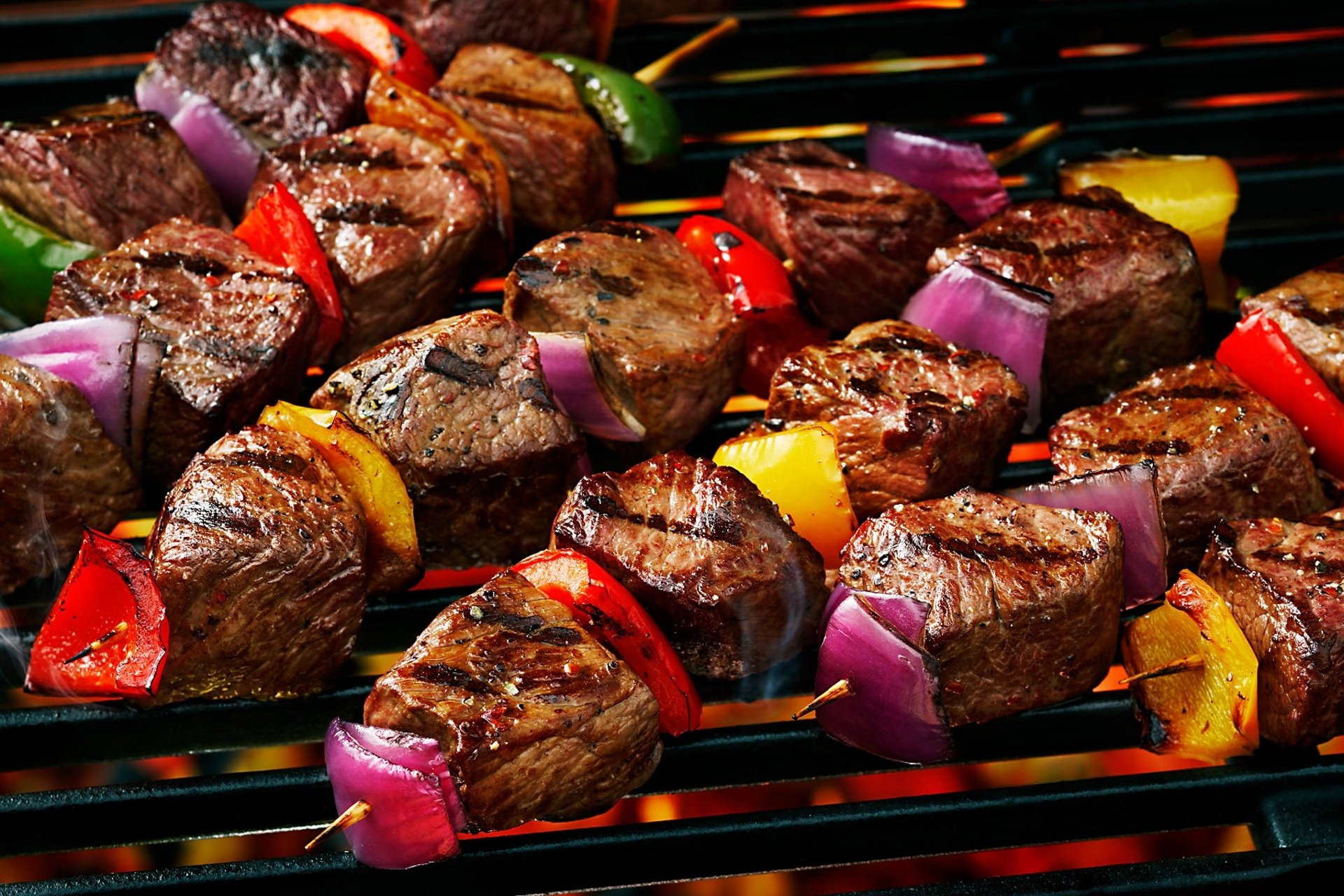 Sizzling Barbecue Feast: Juicy Meat & Vibrant Veggies HD Wallpaper