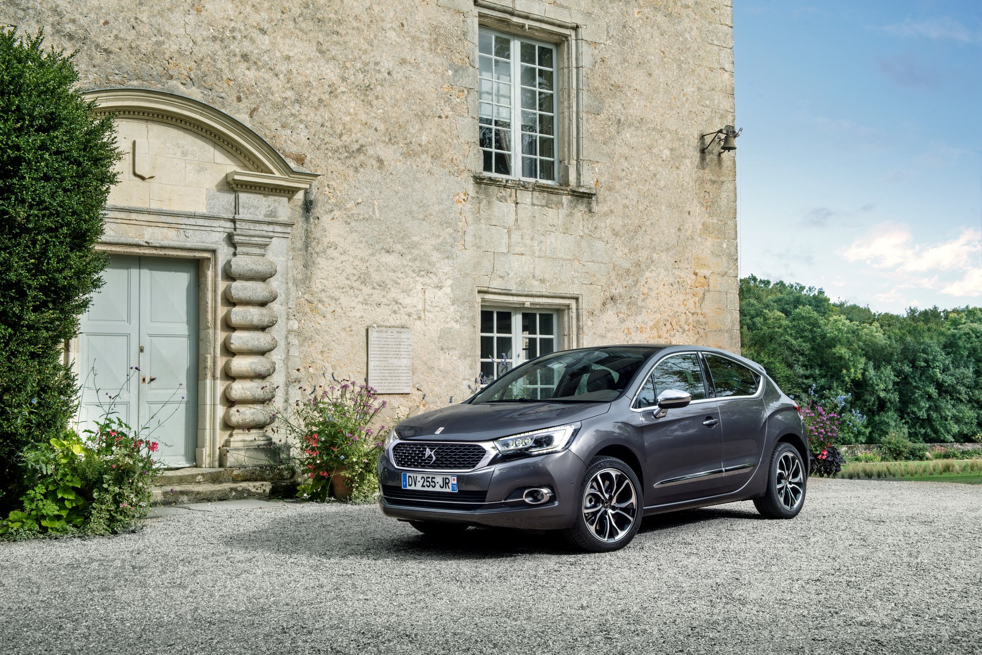 Citroën DS4 Silver Compact Car - Stunning 4K Ultra HD Wallpaper