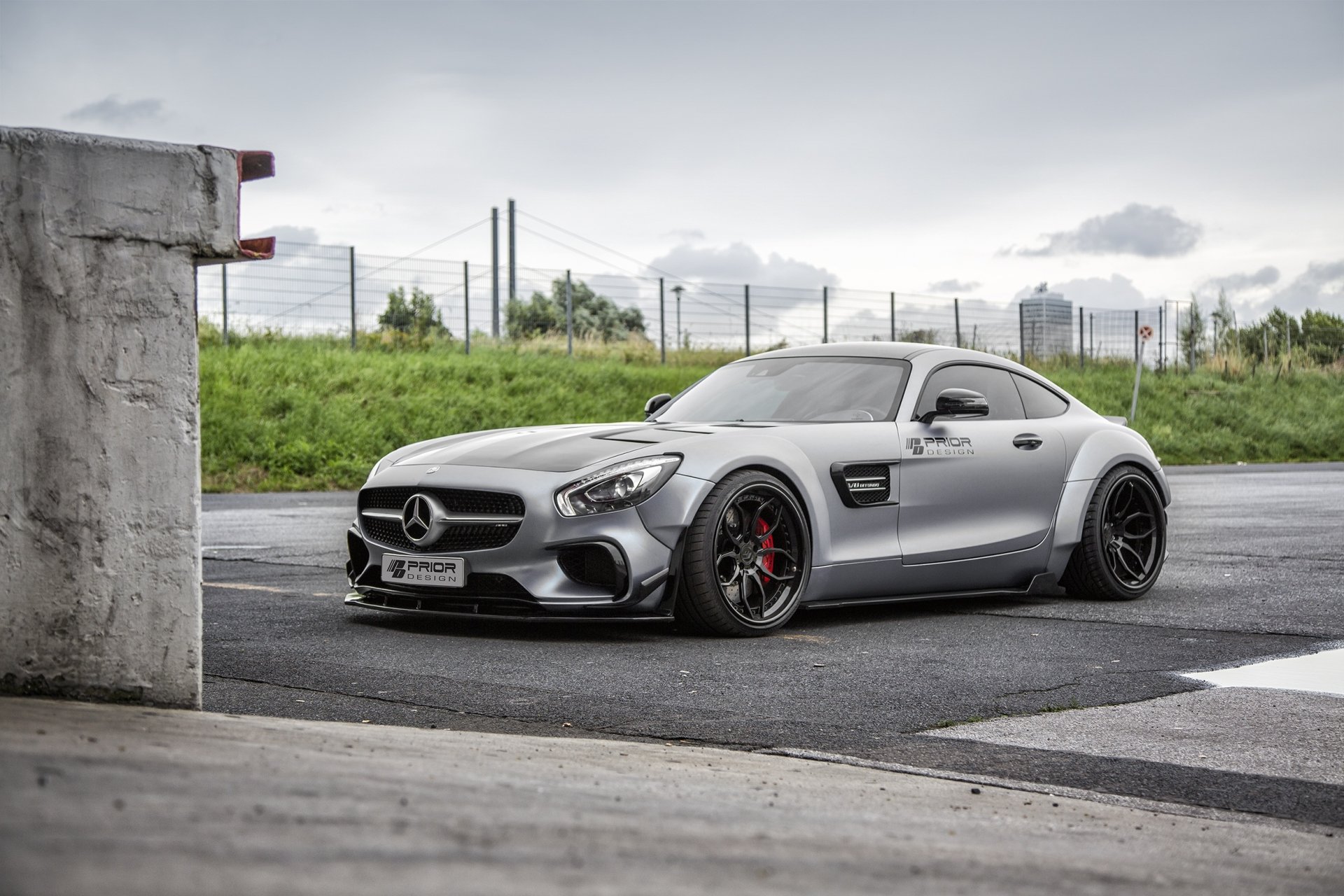 Mercedes-AMG GT Silver Supercar HD Wallpaper: Power Meets Precision