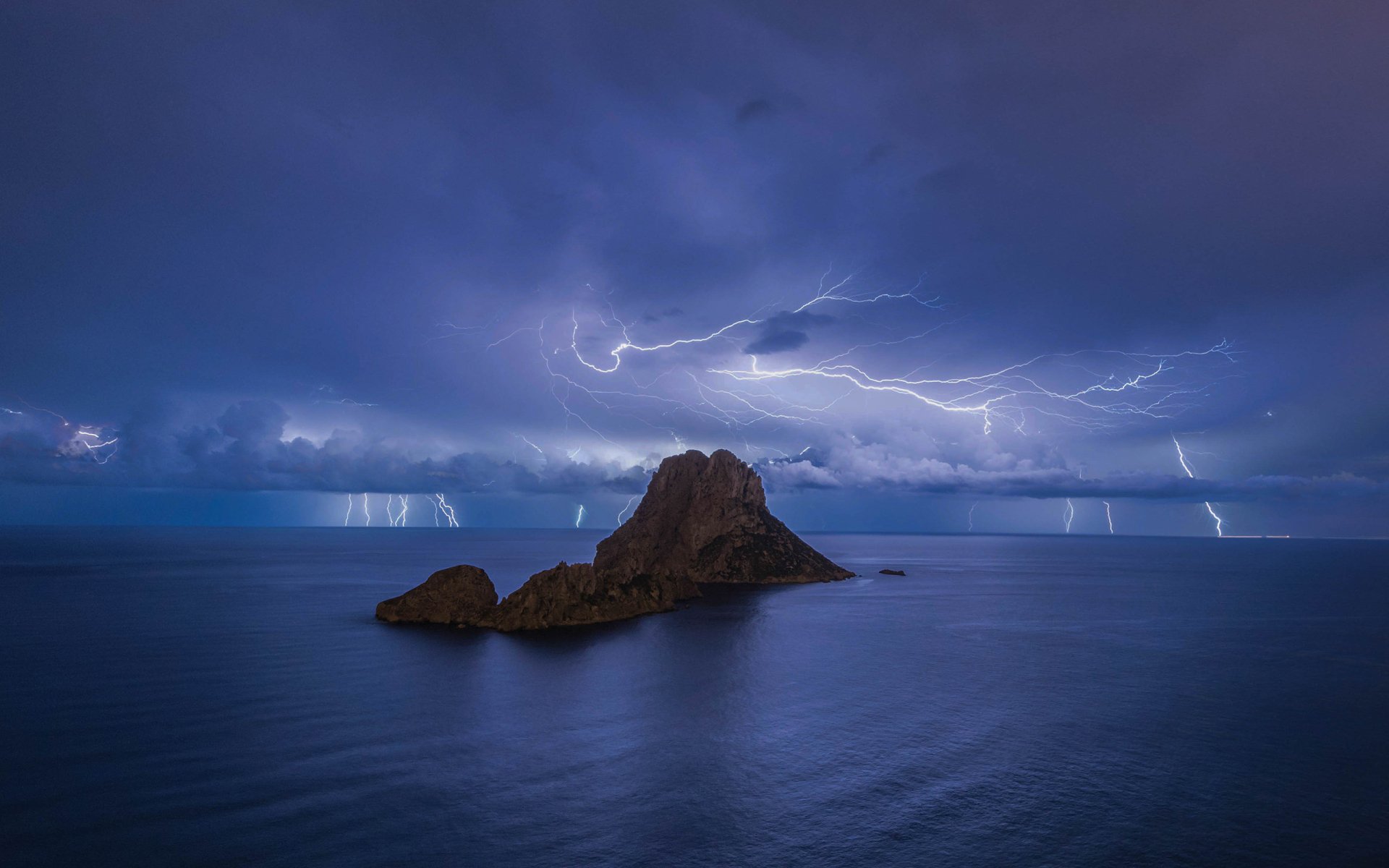Lightning Over Ocean Horizon HD Wallpaper