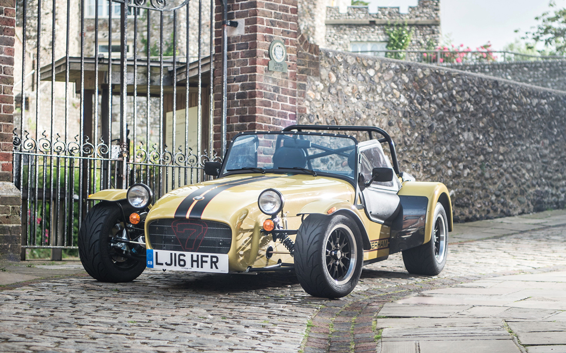 Caterham 7 Classic Roadster – Stunning HD Vehicle Wallpaper