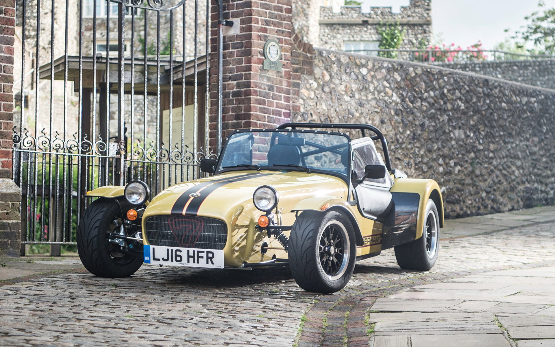 Caterham 7 Classic Roadster – Stunning HD Vehicle Wallpaper