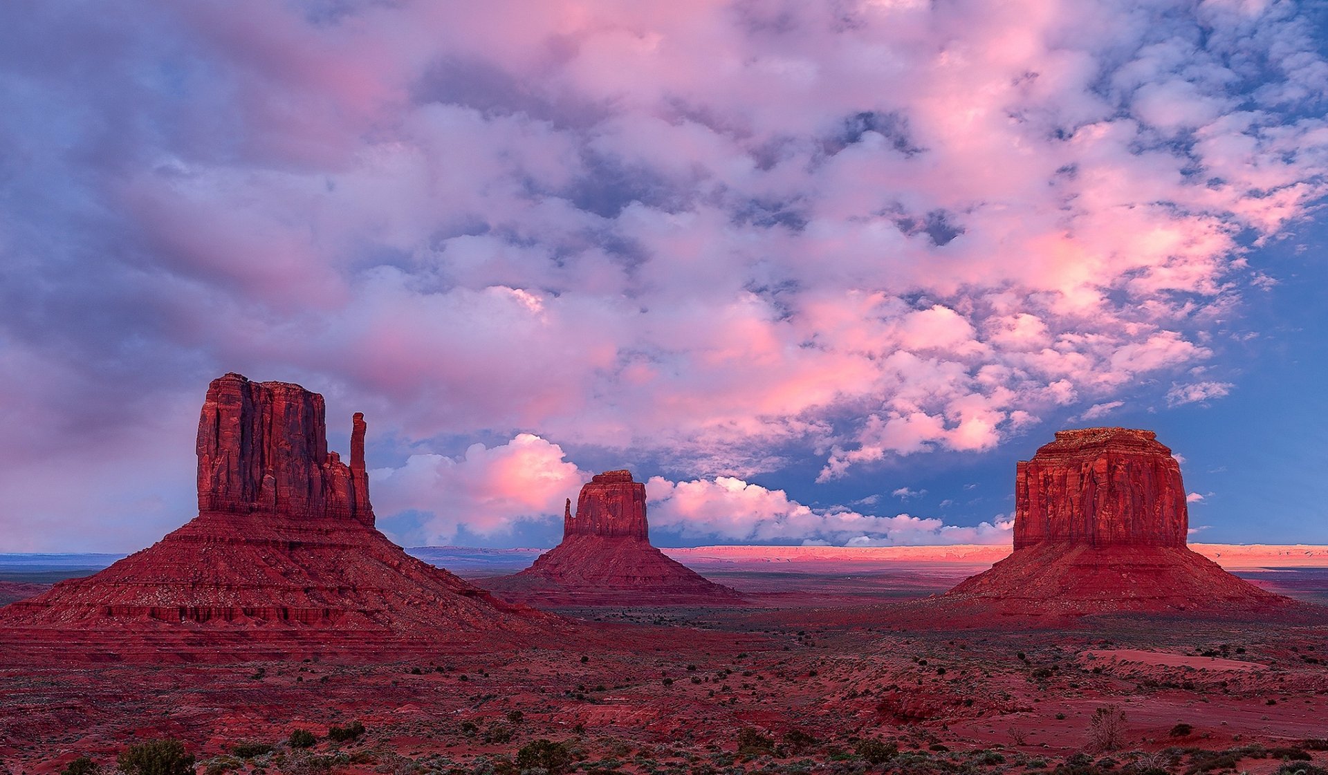 Monument Valley Magic: Stunning Utah Desert Sky HD Wallpaper
