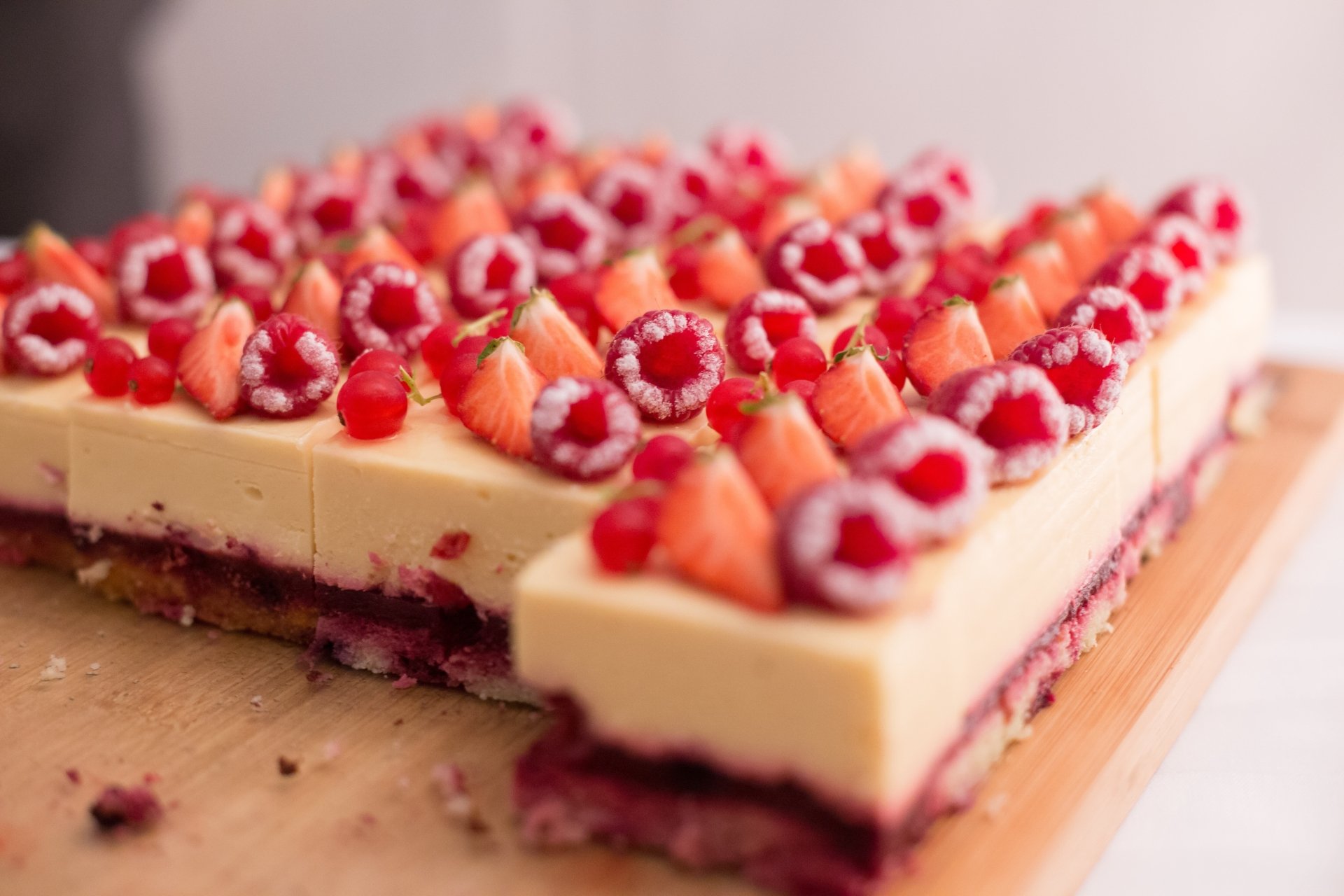 Decadent Berry Pastry Delight: 4K Ultra HD Dessert Bliss | 5472x3648 ...