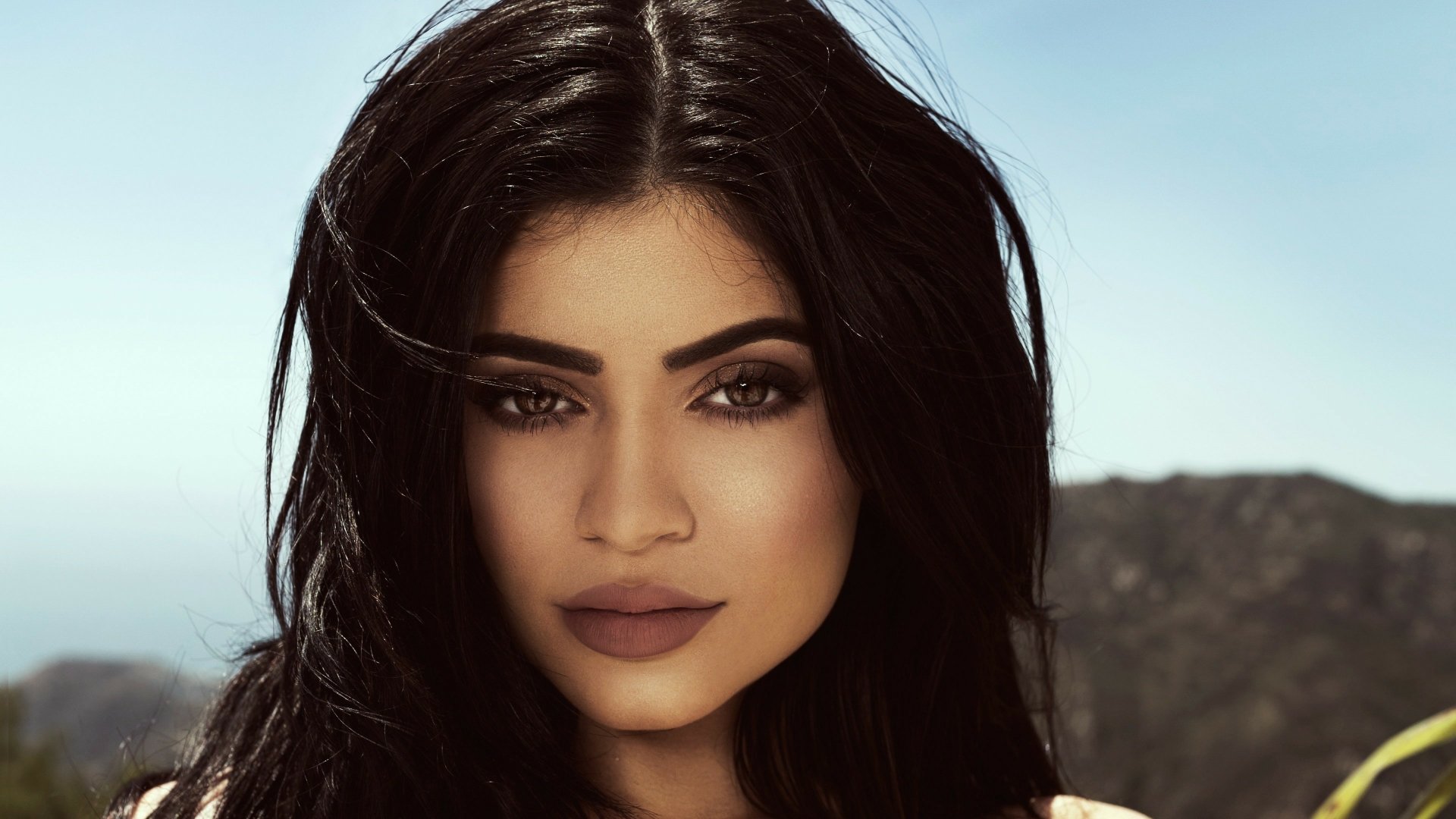 Download Hazel Eyes Brunette Close Up Face Model Celebrity Kylie Jenner