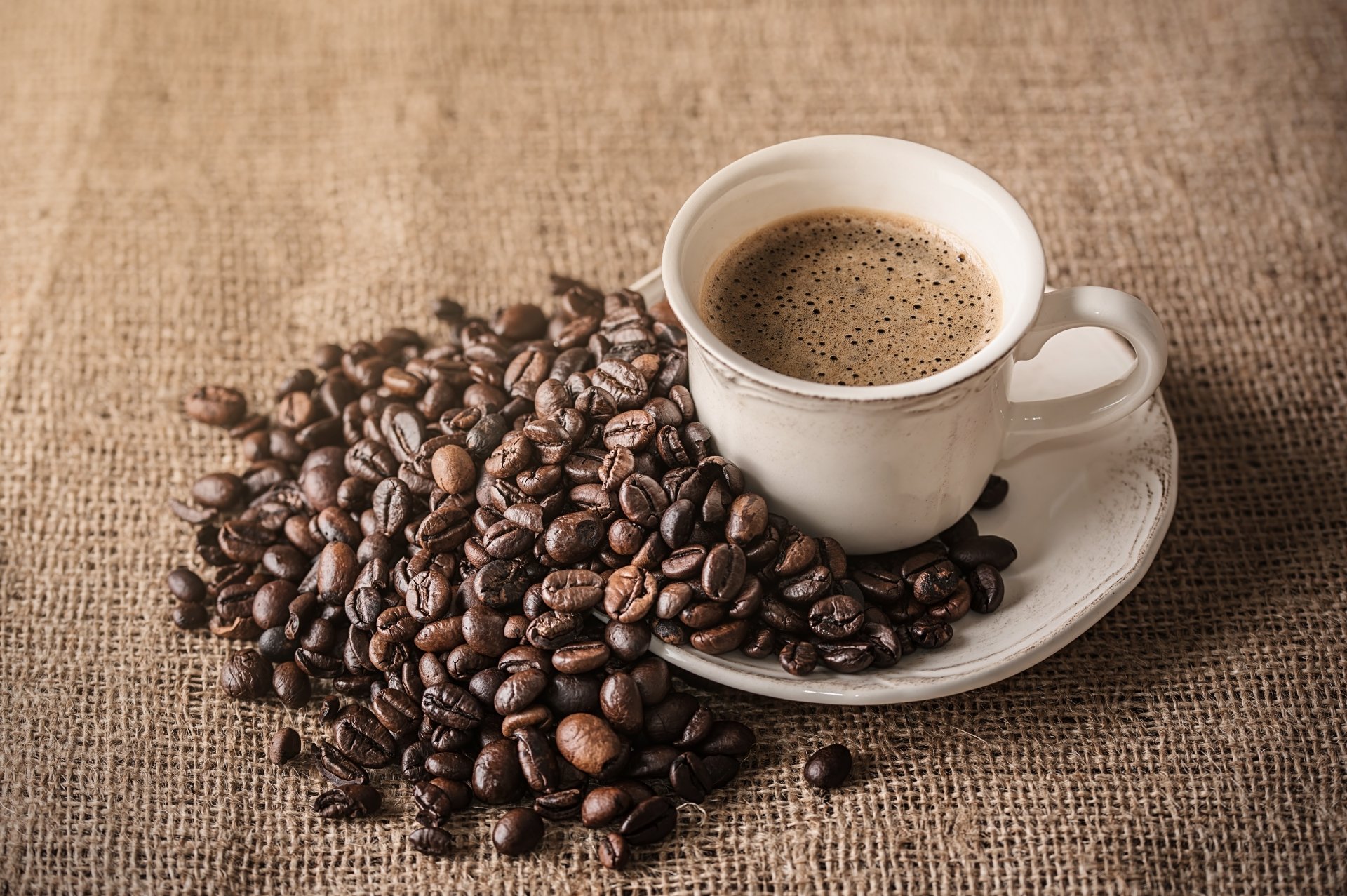 Rich Coffee Aroma: 4K Ultra HD Coffee Beans & Cup Delight | 5581x3713 ...