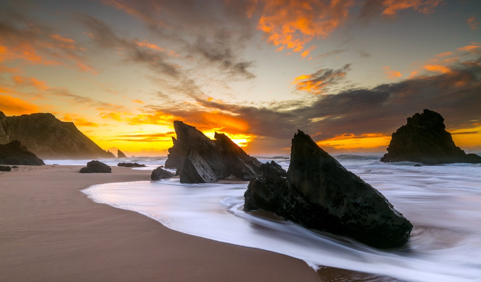 Stunning Sunrise: 4K Ultra HD Beach and Sky Wallpaper