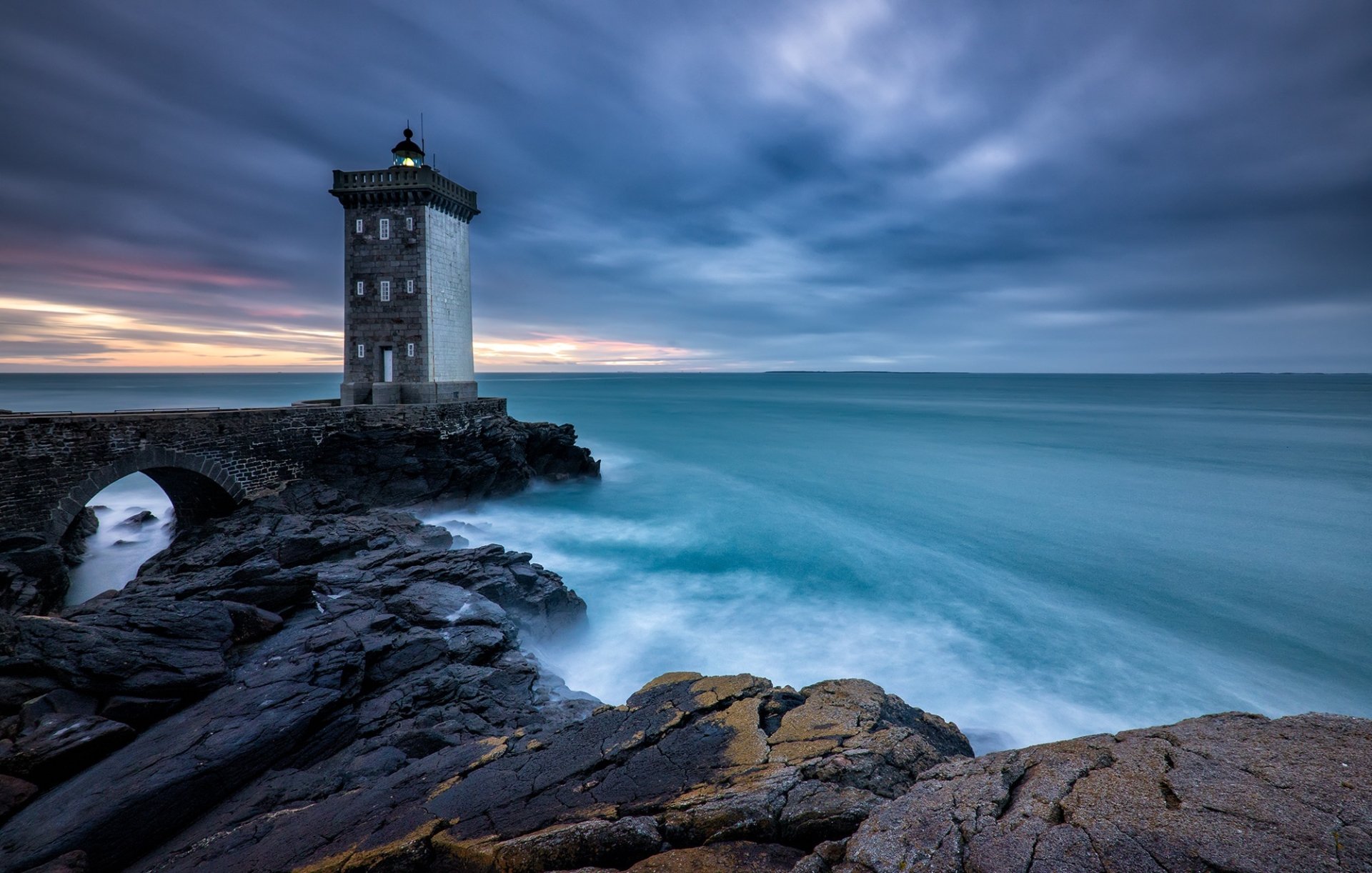 Ocean Horizon Lighthouse: Stunning HD Coastal Beacon at Dusk