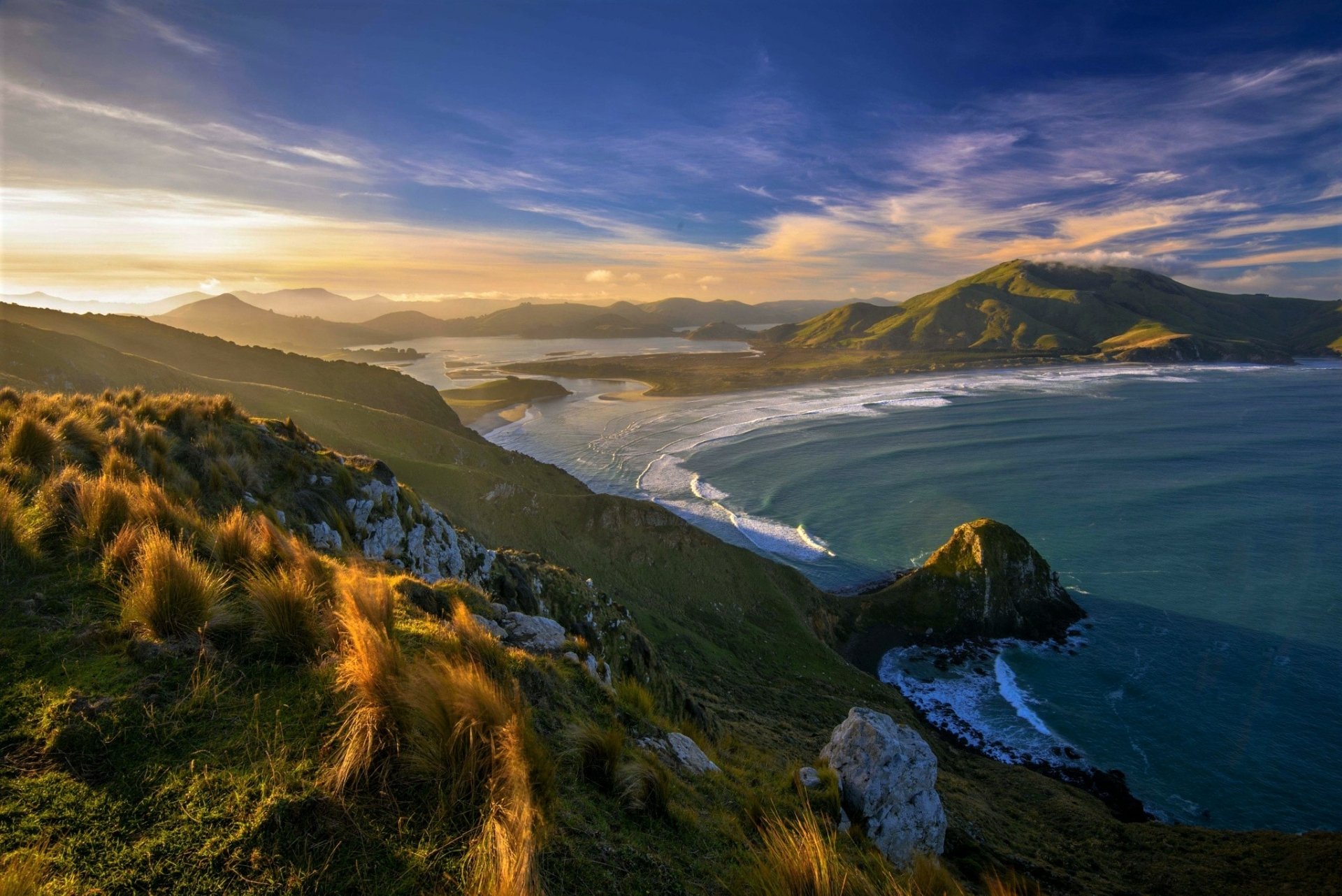 Breathtaking HD Coastal Landscape: Ocean Waves Meet Rugged Nature’s Edge
